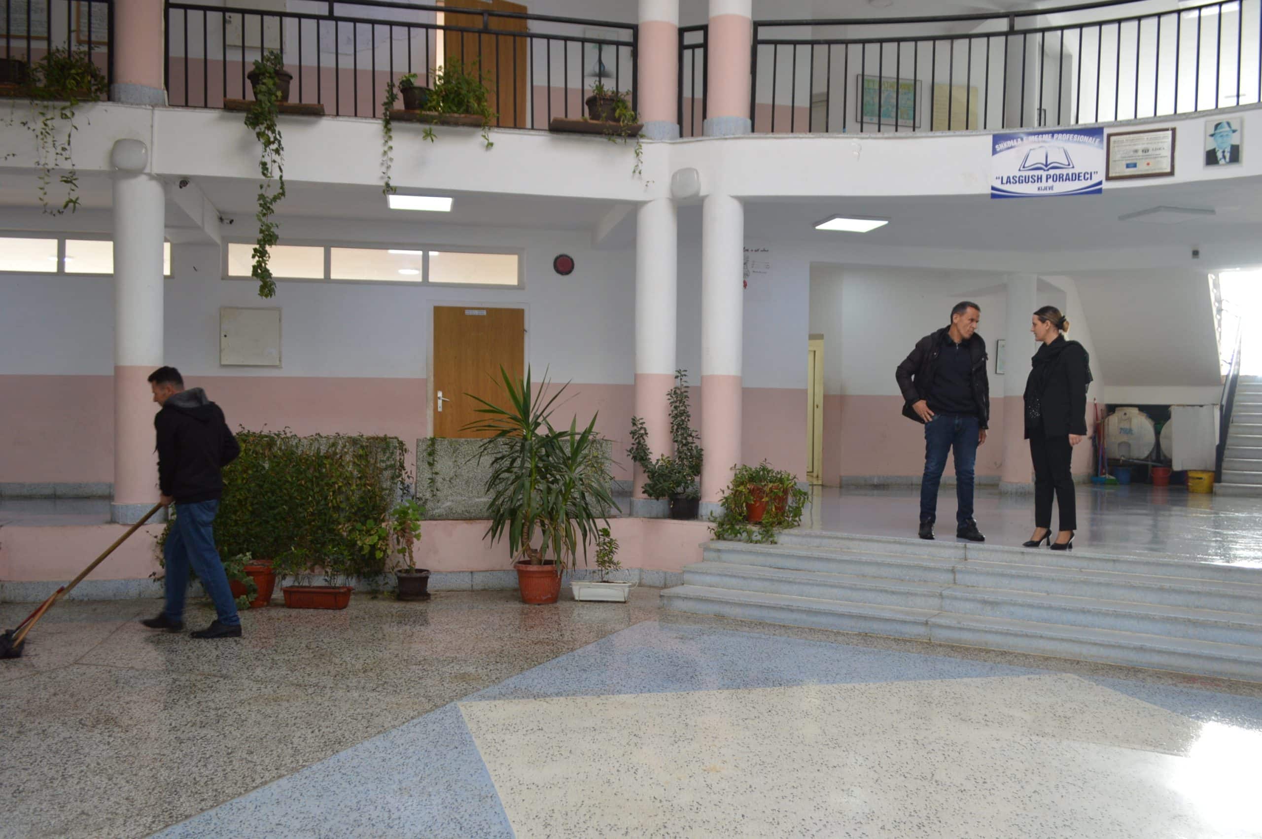 Drejtoresha Krasniqi vizitoi shkollën e mesme në Kijevë dhe jep ...