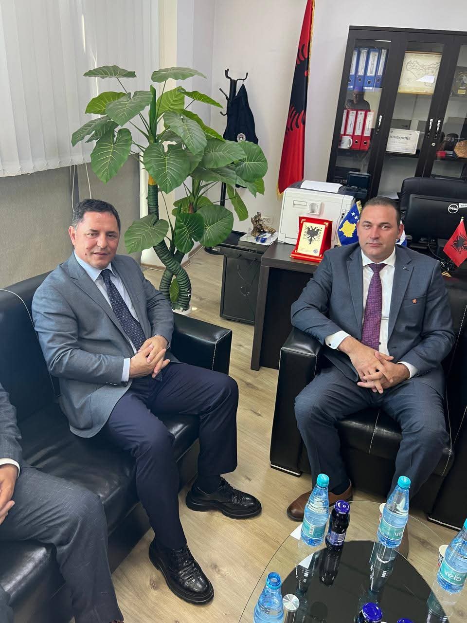 Kryetari Kastrati takoi drejtorin rajonal të Policisë, Graishta ...